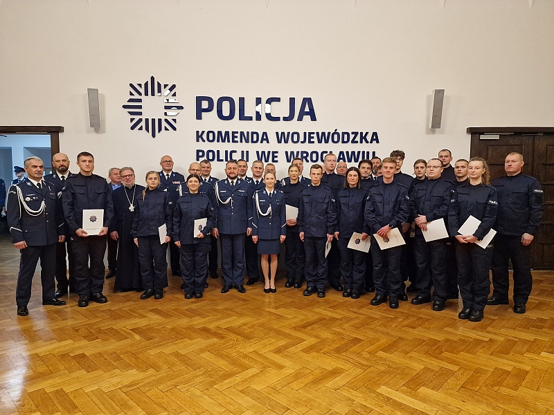 Nowi policjanci z garnizonu dolnośląskiego wypowiedzieli słowa roty ...